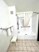 Quarto, 1 cama King, acessível, para não fumantes | Banheiro acessível