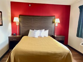 Quarto standard, 1 cama Queen, para não fumantes | Wi-Fi de cortesia, roupa de cama