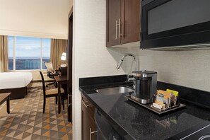 Suite-Estúdio, 1 cama king-size, cozinha | Cozinha privada | Minifrigorífico, um micro-ondas, uma cafeteira/bule 