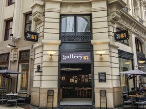 Pequenos-almoços, almoços, jantares servidos, cozinha internacional 