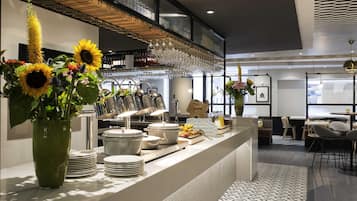 Pequeno-almoço tipo buffet diário (24 EUR por pessoa)