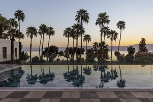 Piscina externa sazonal, guarda-sóis, espreguiçadeiras