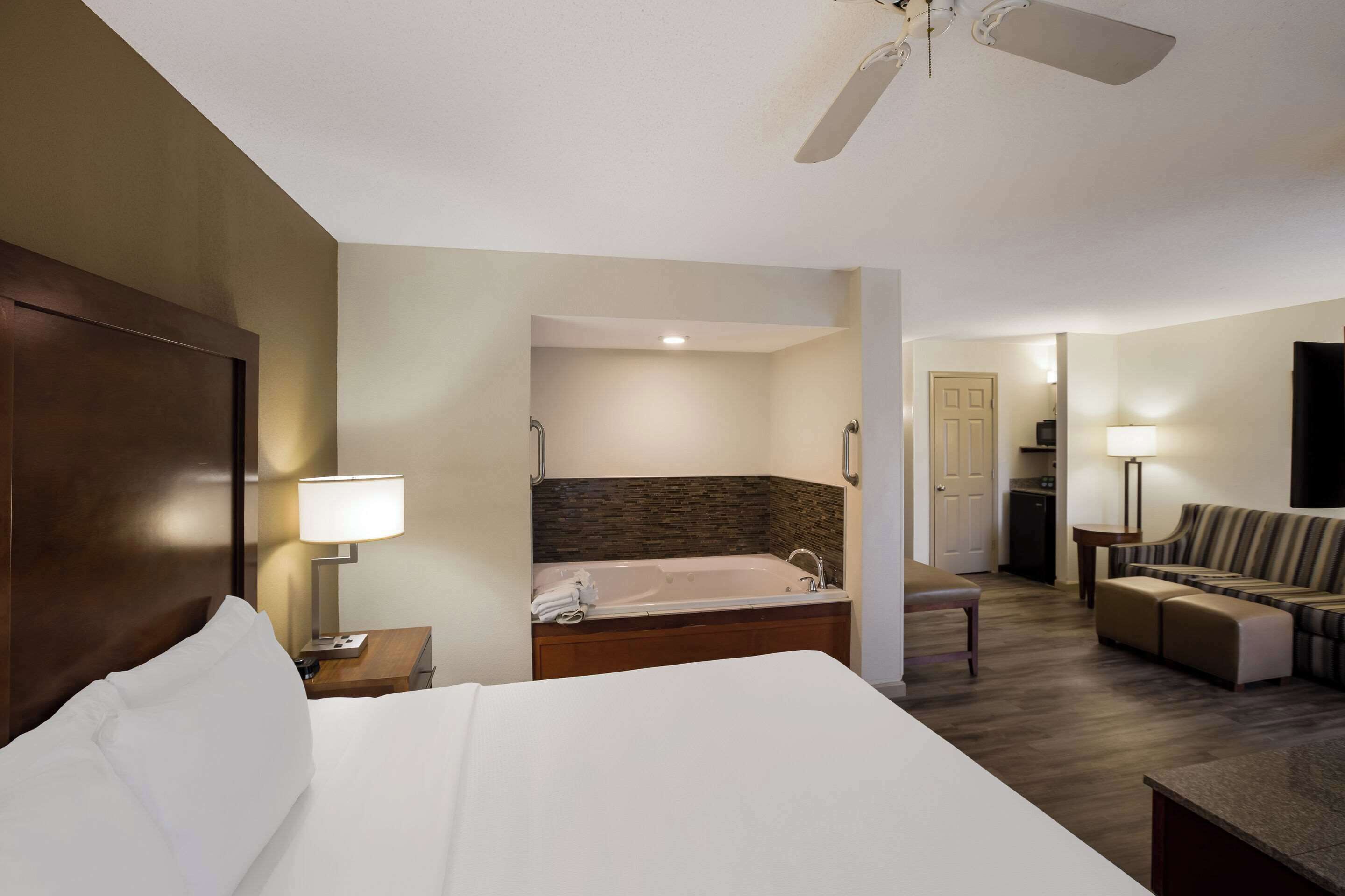 Suite, 1 cama king-size e sofá-cama, não fumadores | Roupa de alta qualidade, cortinas/cortinados opacos 