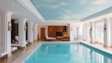 Piscina interna, espreguiçadeiras