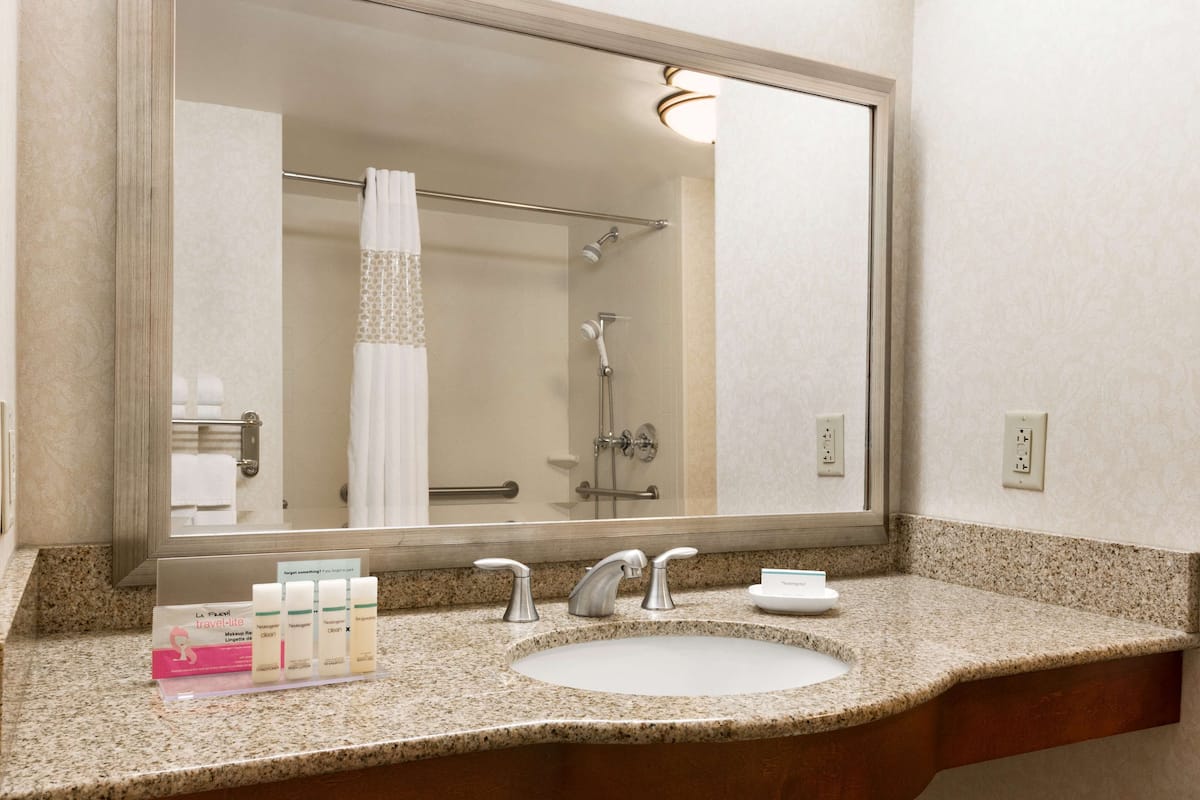 Um secador de cabelo, toalhas fornecidas