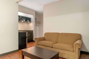 Suite, 1 cama king-size, não fumadores (Upgrade, Efficiency) | Roupa de alta qualidade, secretária, Wi-fi grátis 