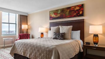 Roupa de alta qualidade, edredões de penas, cofre no quarto, secretária