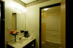 Uma combinação polibã/banheira, artigos de higiene pessoal grátis 