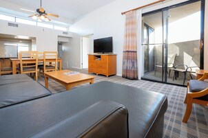 Apartamento em Condomínio Fechado, 2 quartos, cozinha | Sala de estar | Televisor de 42 polegadas com canais via satélite 