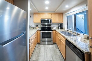 Condo, 2 quartos, cozinha | Cozinha privada | Geladeira, micro-ondas, fogão, lava-louças