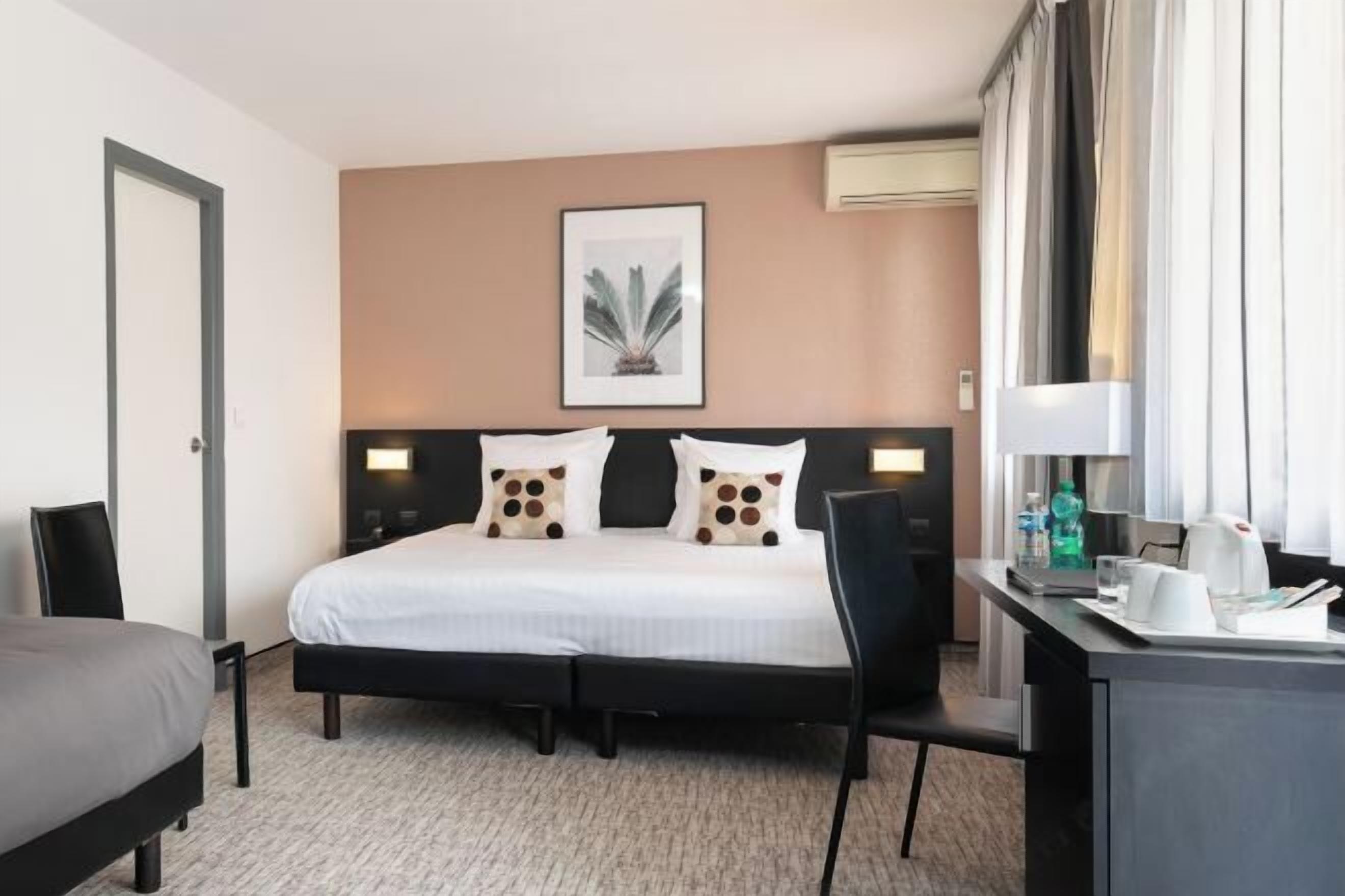 Roupa de alta qualidade, cofre no quarto, secretária 