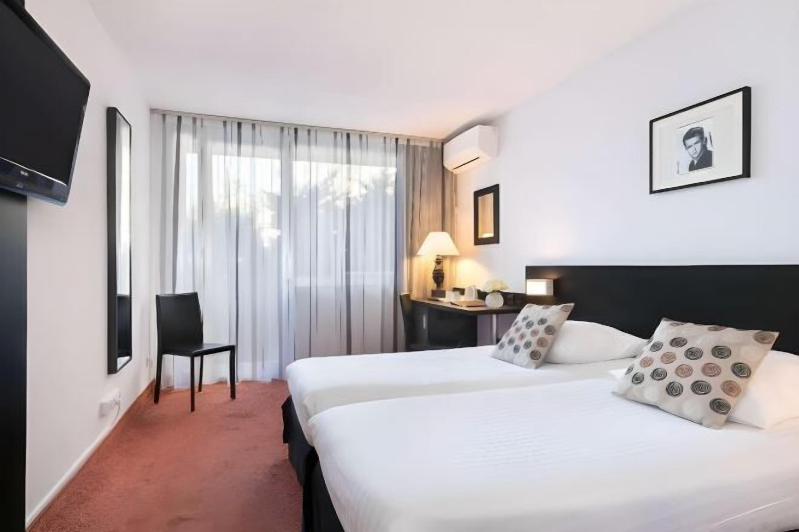 Roupa de alta qualidade, cofre no quarto, secretária 