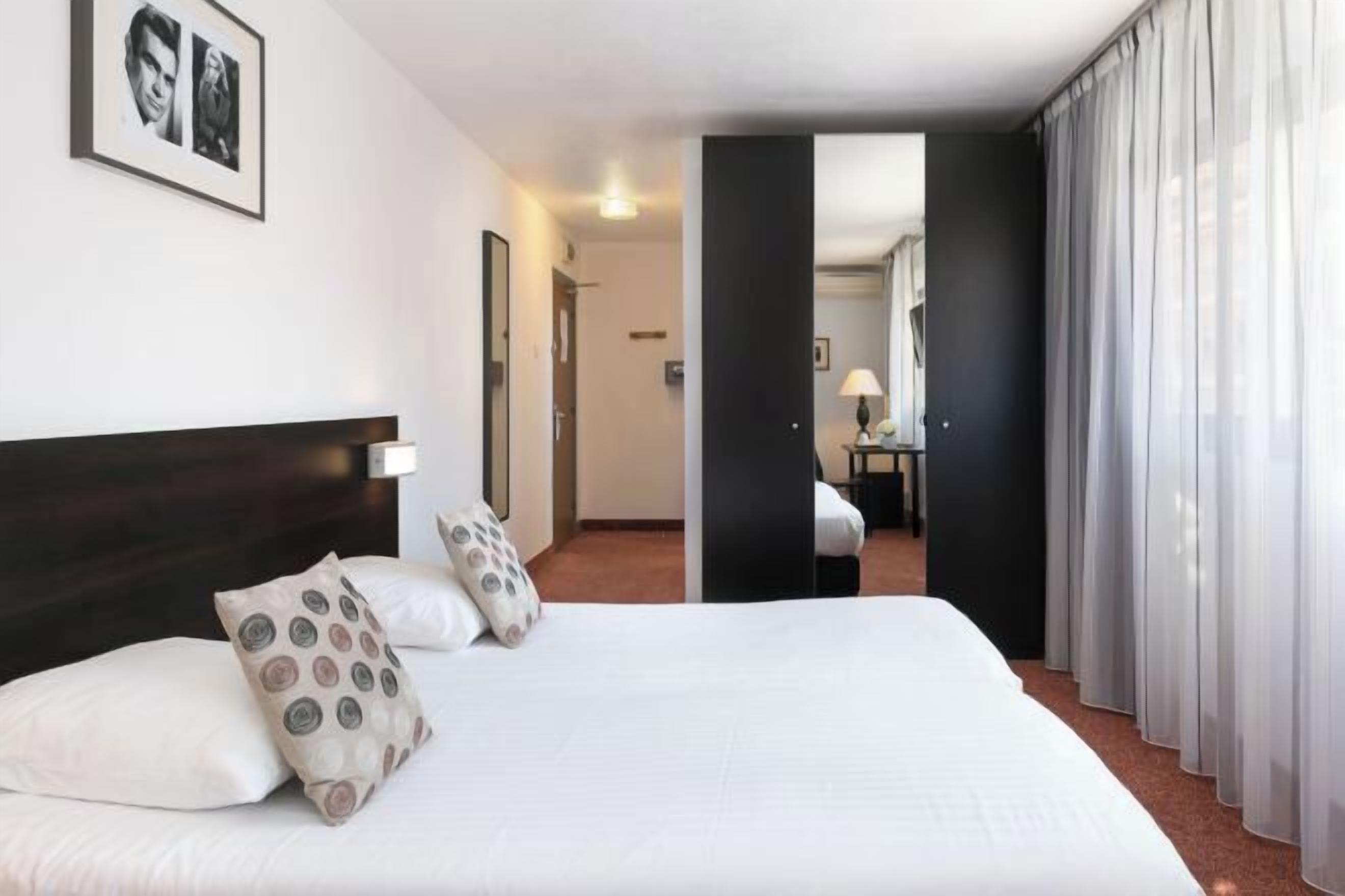 Roupa de alta qualidade, cofre no quarto, secretária 