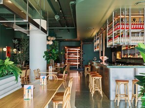 Serve almoços, jantares e happy hour 