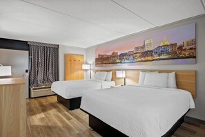 Quarto standard, 2 camas Queen, para não fumantes | Roupas de cama premium, cofres nos quartos, escrivaninha