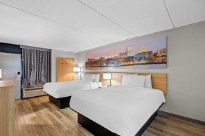 Quarto standard, 2 camas Queen, para não fumantes | Roupas de cama premium, cofres nos quartos, escrivaninha