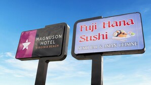 Sinalização para o Hotel Magnuson e o Fuji Hana Sushi Bar e Cozinha Asiática.