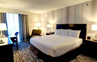 Quarto premium, 1 cama King e sofá-cama, para não fumantes | Roupas de cama de algodão egípcio, roupas de cama premium, escrivaninha