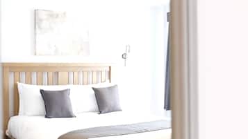 Quarto Superior, 1 cama de casal, não fumadores | Secretária, cortinas/cortinados opacos, ferro/tábua de engomar
