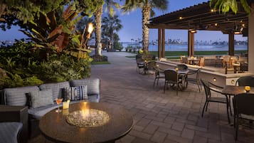 Pequenos-almoços servidos, cozinha americana, com vista para a praia