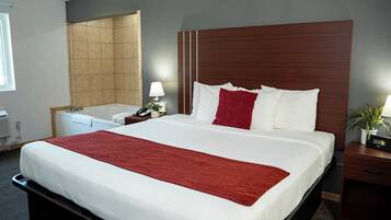 Quarto solteiro lua de mel, 1 cama King, banheira de imersão | Escrivaninha, espaço de trabalho para notebook, cortinas blackout