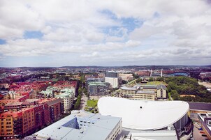 Paisagem urbana com um estádio grande e edifícios ao redor.