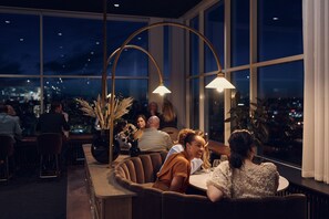 4 bares/lounges 