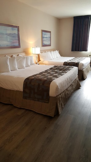 Cofres nos quartos, escrivaninha, ferros/tábuas de passar roupa