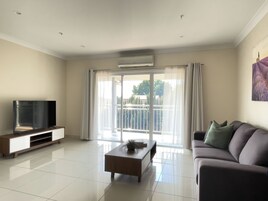 Secretária adequada para computadores portáteis, ferro/tábua de engomar 