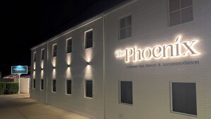 Fachada da propriedade à noite