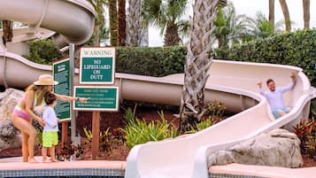 3 piscinas externas, funciona das 7h às 22h, barracas, guarda-sóis