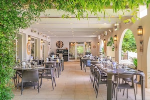 Almoços, jantares servidos, cozinha regional, com vista para o jardim