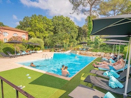 Piscina externa, guarda-sóis, espreguiçadeiras