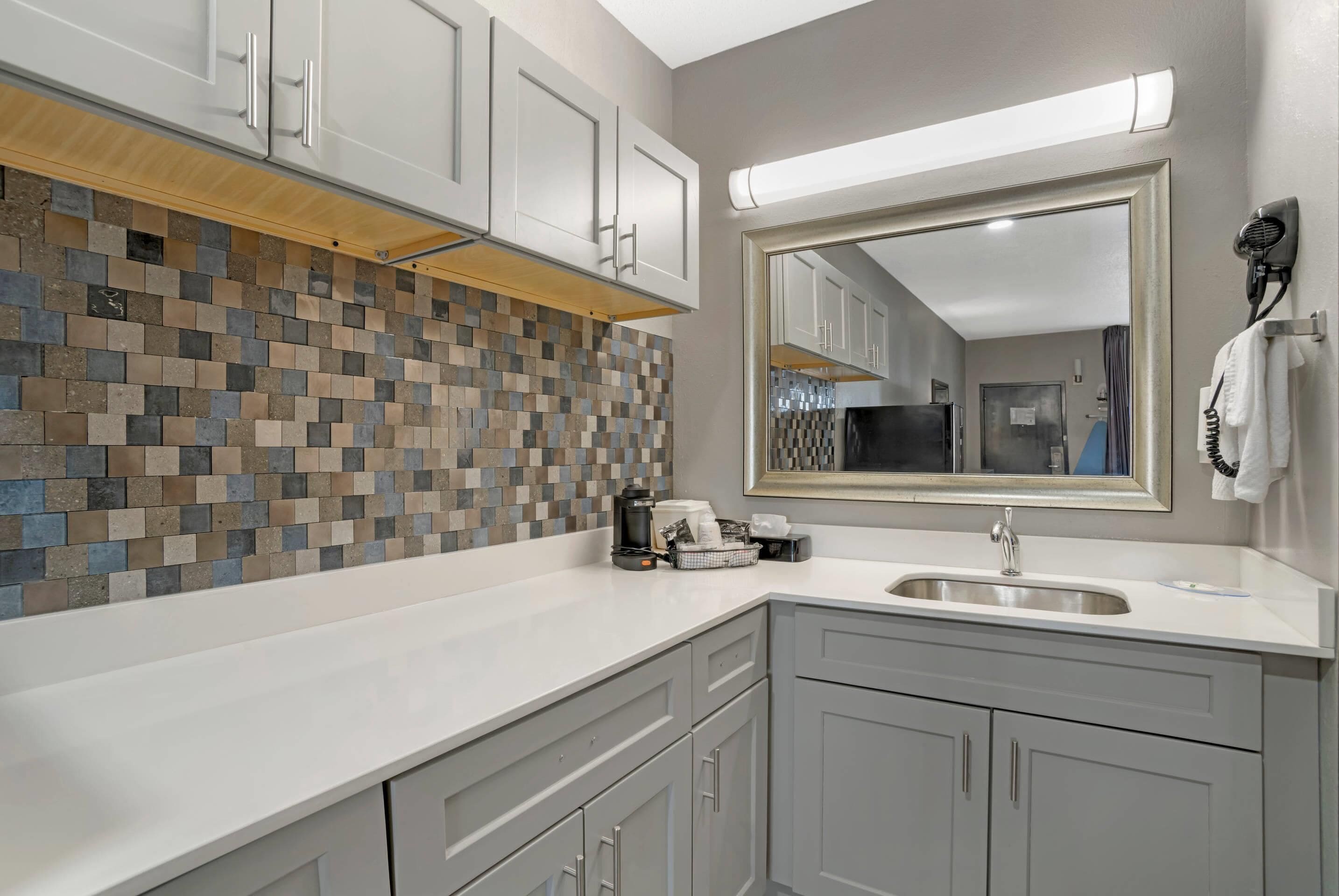 Quarto, 2 camas queen-size, não fumadores (Upgrade) | Secretária, secretária adequada para computadores portáteis 