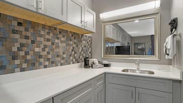 Quarto, 2 camas queen-size, não fumadores (Upgrade) | Secretária, secretária adequada para computadores portáteis