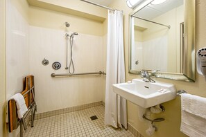 Quarto luxo, 1 cama King, acessível (Roll-In Shower, Smoke Free) | Banheiro | Toalhas de banho, sabonete, shampoo, papel higiênico