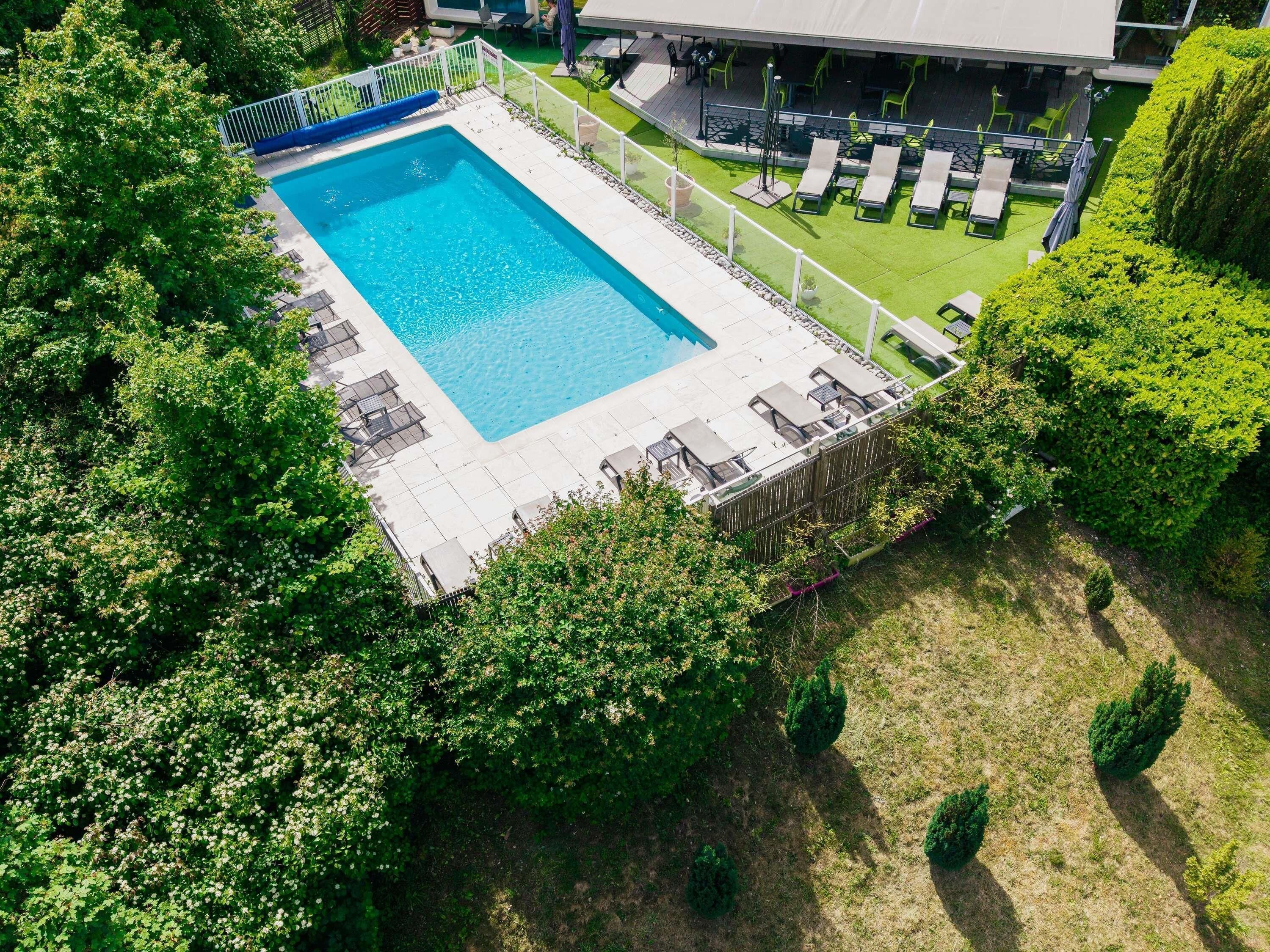 Piscina externa sazonal, funciona das 9h às 20h, guarda-sóis