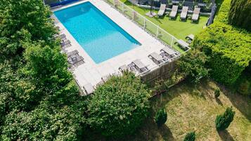 Piscina externa sazonal, funciona das 9h às 20h, guarda-sóis