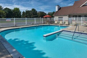 Piscina externa sazonal, funciona das 10h às 22h, espreguiçadeiras