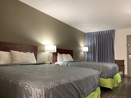 Quarto Standard, 2 camas queen-size, não fumadores | Cofre no quarto, secretária, ferro/tábua de engomar, camas desdobráveis 