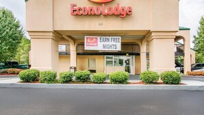 Um hotel EconoLodge com um anúncio de diárias gratuitas.