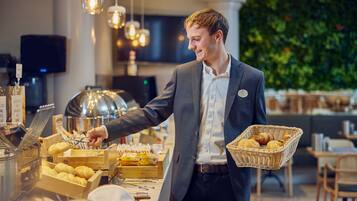Pequeno-almoço tipo buffet diário mediante uma taxa