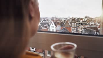 Quarto Duplo, Vista para a cidade | Roupa hipoalergénica, cofre com capacidade para portátil, secretária