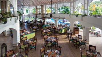 2 restaurantes, pequenos-almoços servidos, cozinha à base de marisco