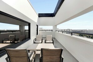 Secretária, secretária adequada para computadores portáteis 