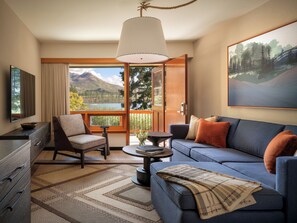 Suite Júnior, 1 cama king-size, vista para a baía | Sala de estar | Televisor LED de 40 polegadas com canais digitais, televisor 