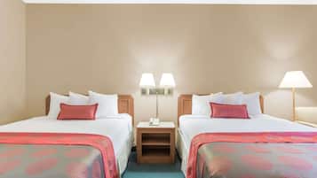 Quarto, 2 camas Queen, para não fumantes | Roupas de cama antialérgicas, escrivaninha