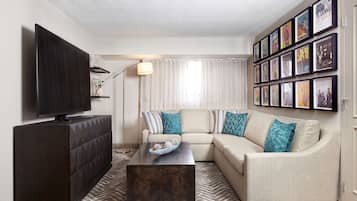 Suíte, 1 cama King (3 Room Music City Suite) | Área de estar | TV LCD 37 polegadas com canais a cabo, TV