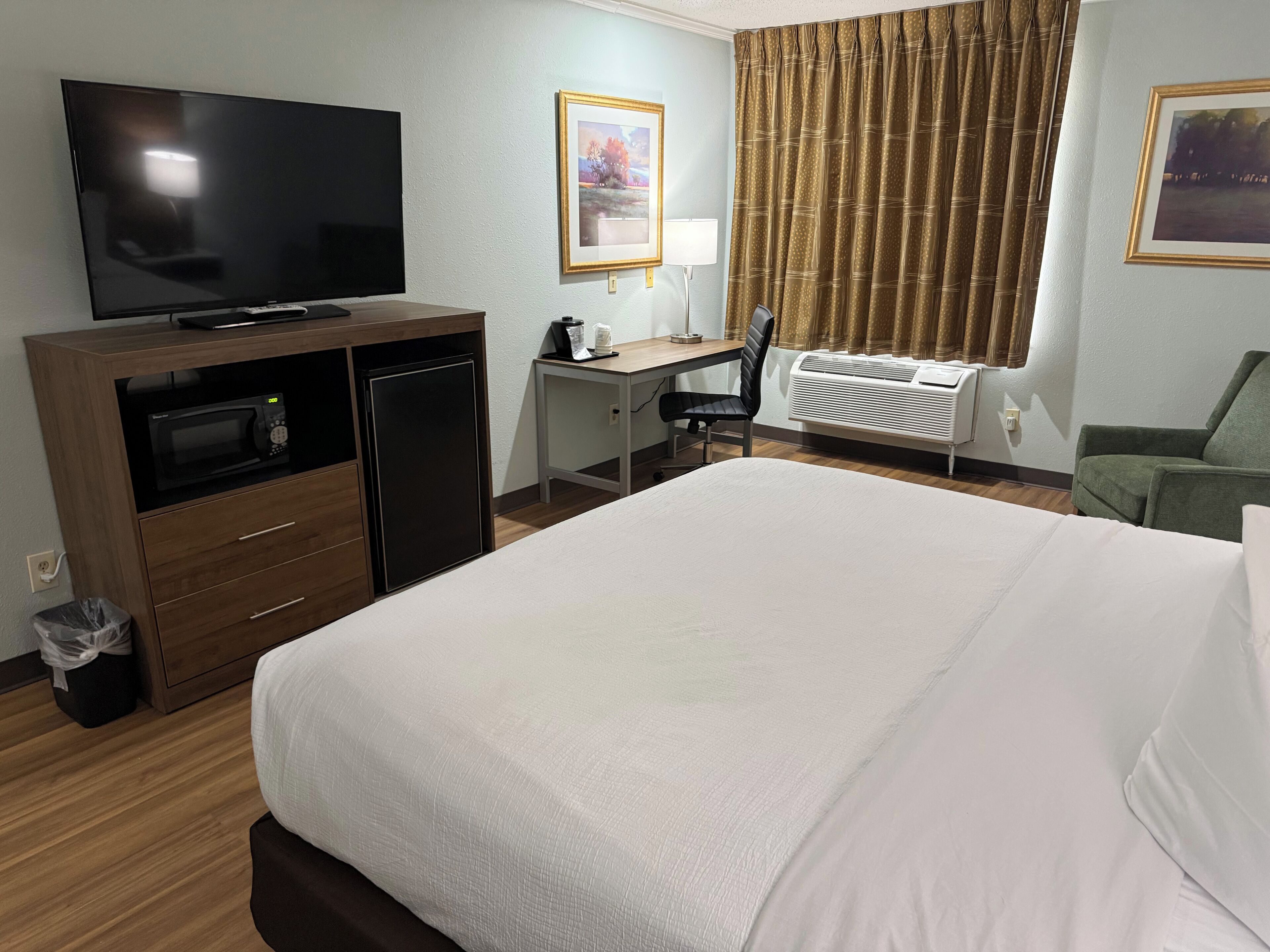 Quartos à prova de som, ferros/tábuas de passar roupa, Wi-Fi de cortesia