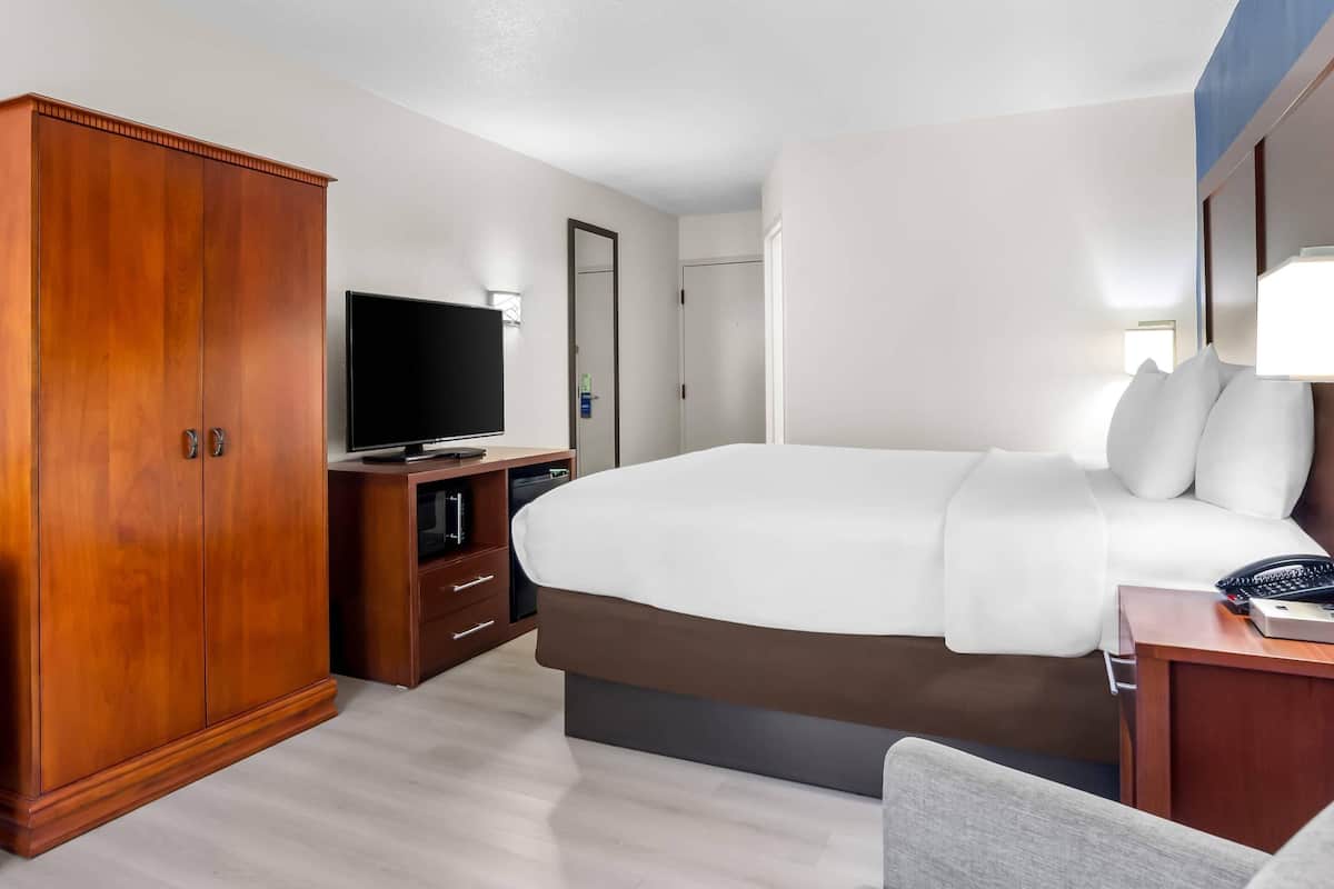 Quarto standard, 1 cama King, para não fumantes | Roupas de cama premium, escrivaninha, espaço de trabalho para notebook